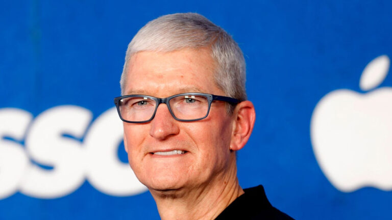 Apple CEO'su Tim Cook kendi kazancına yüzde 40 kesinti yaptı